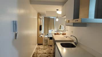 Estúdio luxo, 1 cama Queen, sacada, vista para a cidade | Cozinha americana privada | Frigobar, micro-ondas, chaleira elétrica, mesas de jantar