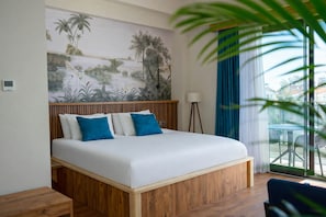 Quarto com cama, cabeceira de madeira, um mural grande, luminária de chão e vista para o exterior.