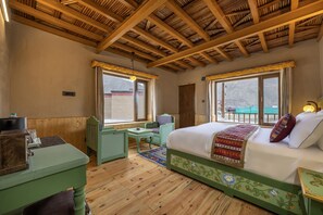 Quarto Deluxe, vista para o vale | Secretária, roupa de cama fornecida 