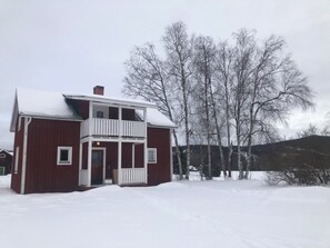 Casa família, vista para a colina | Fachada