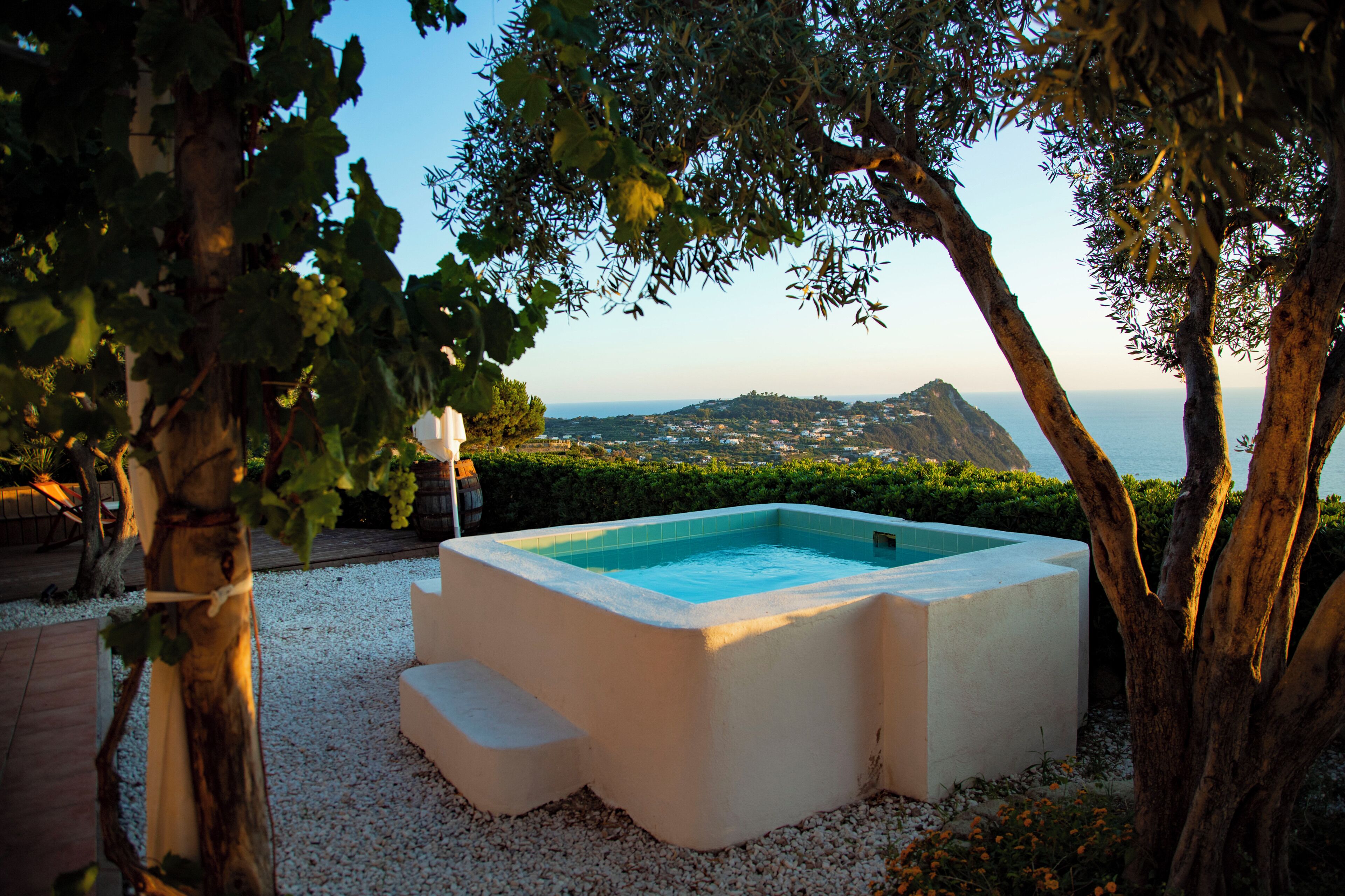Quarto design, vista para o mar | Hidromassagem externa