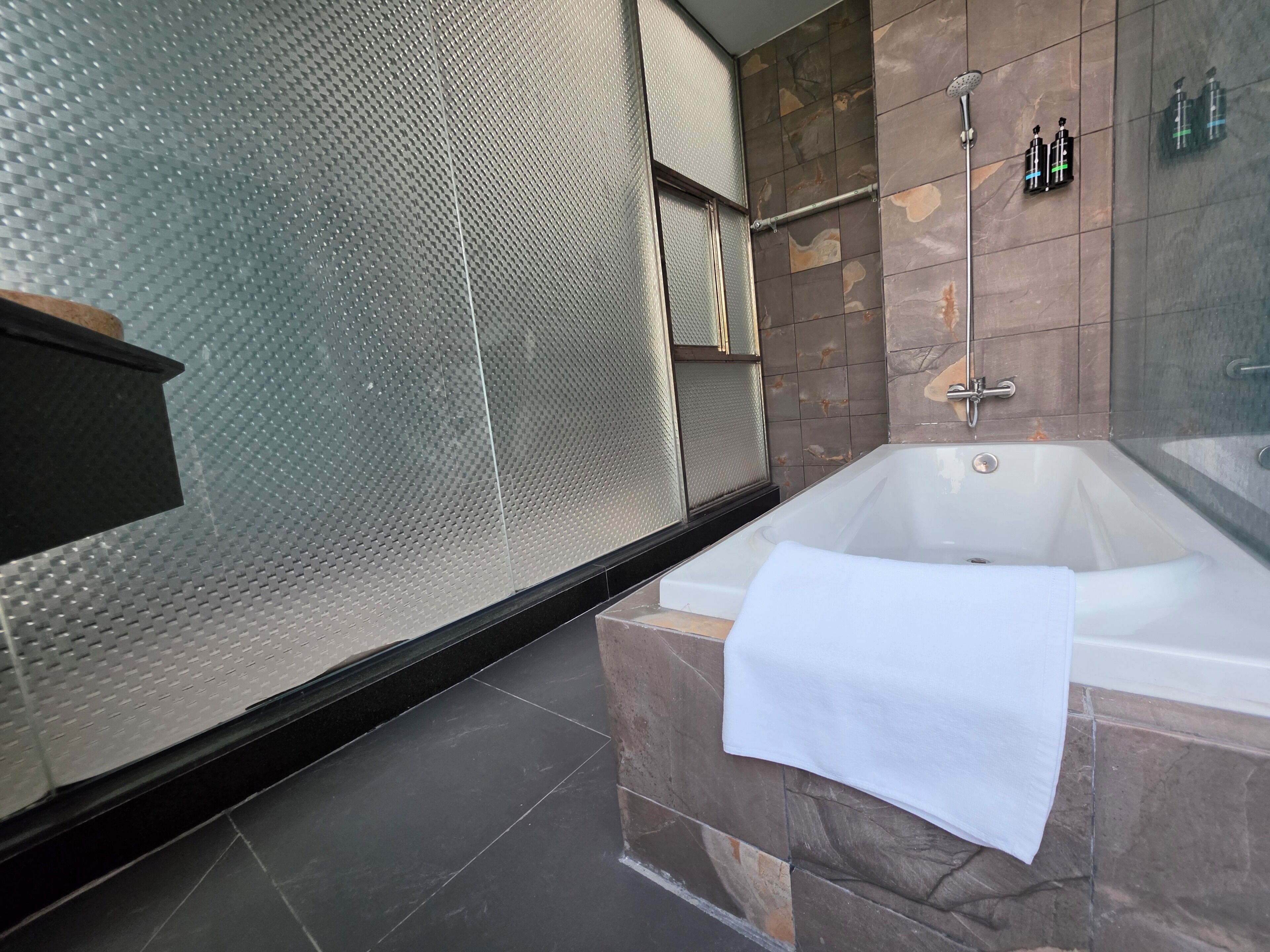 Quarto Twin Standard | Casa de banho | Um secador de cabelo, toalhas fornecidas, sabão, champô 