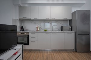 Apartamento Deluxe | Cozinha privada | Uma cafeteira/bule
