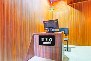 Uma receção de madeira com uma placa que diz 'HOTELO Company-Serviced'.