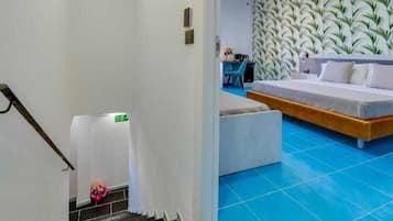 Quarto Triplo Deluxe, vista para o mar | Cofre no quarto, secretária, quartos insonorizados