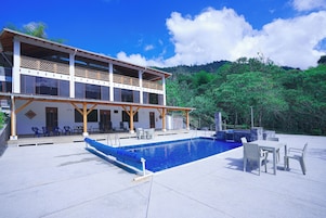Piscina externa, funciona das 7h às 22h30, guarda-sóis, espreguiçadeiras