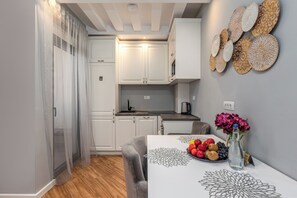 Apartamento de Luxo, varanda, vista para a montanha | Restaurantes