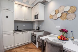 Apartamento de Luxo, varanda, vista para a montanha | Cozinha privada