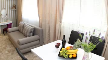 Estúdio (Classic Studio Apartment) | Sala de estar | TV de tela plana 32 polegadas com canais a cabo