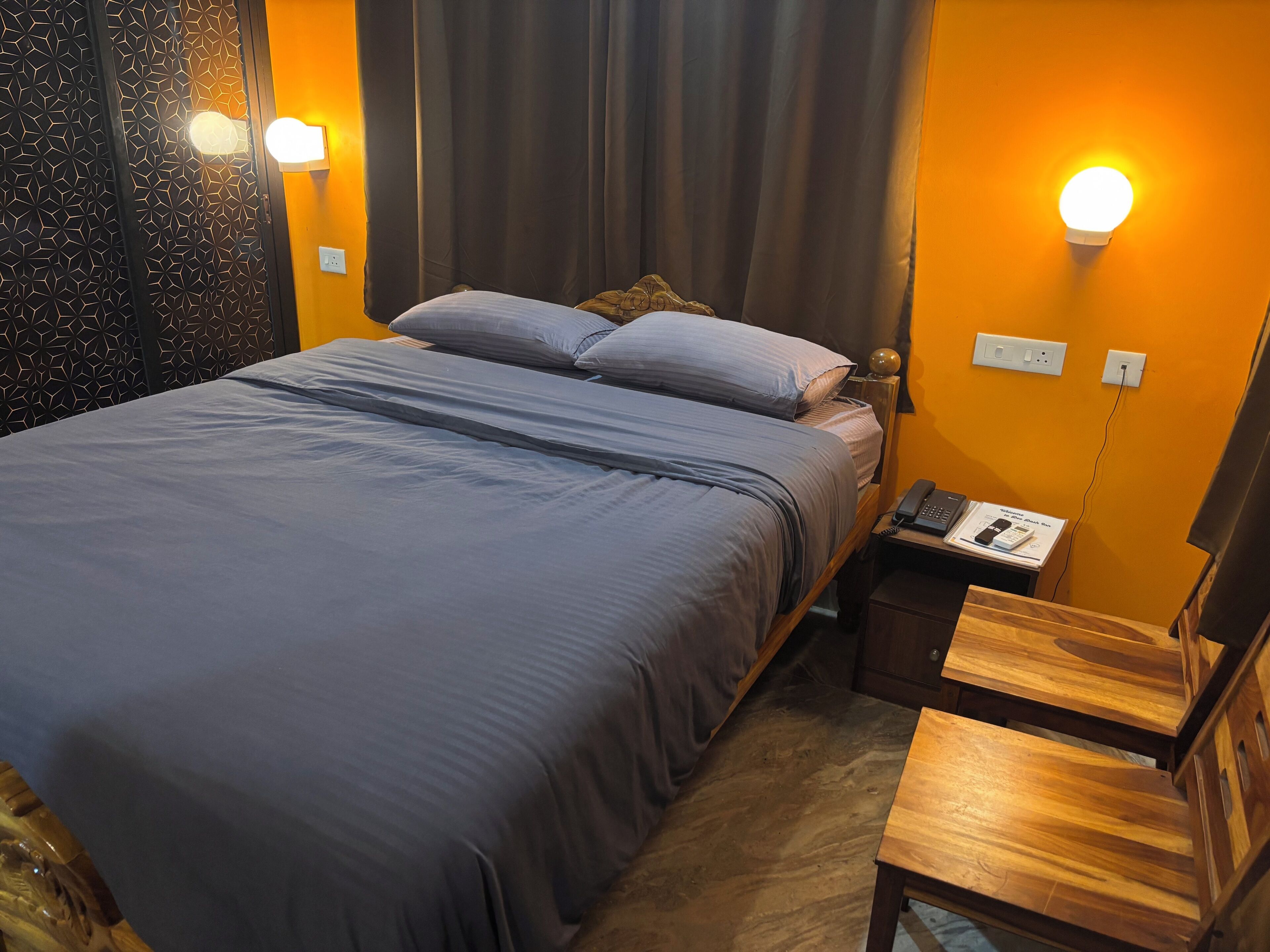 Quarto casal luxo, 1 cama Queen, sacada, vista para a cidade | Roupas de cama premium, escrivaninha, espaço de trabalho para notebook