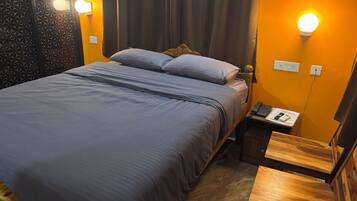 Quarto casal luxo, 1 cama Queen, sacada, vista para a cidade | Roupas de cama premium, escrivaninha, espaço de trabalho para notebook