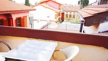 Quarto casal econômico, sacada, vista para o jardim | Opções para refeição ao ar livre