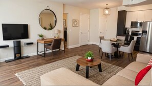 Apartamento premier, 2 quartos | Área de estar | Smart TV 55 polegadas com canais digitais