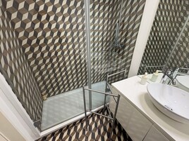 Apartamento Deluxe, Vista para a cidade | Casa de banho | Um polibã, um secador de cabelo, toalhas fornecidas, sabão 