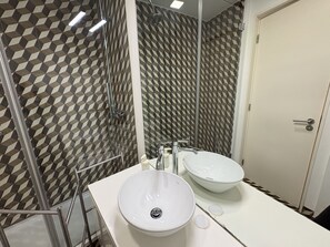 Apartamento Deluxe, casa de banho anexa, vista para o rio (Alfama Premium) | Casa de banho | Um polibã, um secador de cabelo, toalhas fornecidas, sabão 