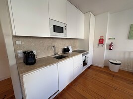 Apartamento Deluxe, Vista para a cidade | Cozinha privada | Um frigorífico/congelador grande, um micro-ondas, uma placa de cozinha 