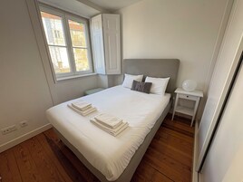 Apartamento Deluxe, Vista para a cidade | Cortinas/cortinados opacos, ferro/tábua de engomar, Wi-fi grátis 