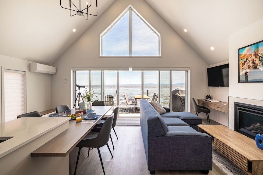 Stunning River View Loft - Baie-Saint-Paul, QC