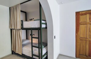 Dormitório compartilhado, em dormitório misto | Edredons de pluma, camas com colchões pillow-top, cofres nos quartos