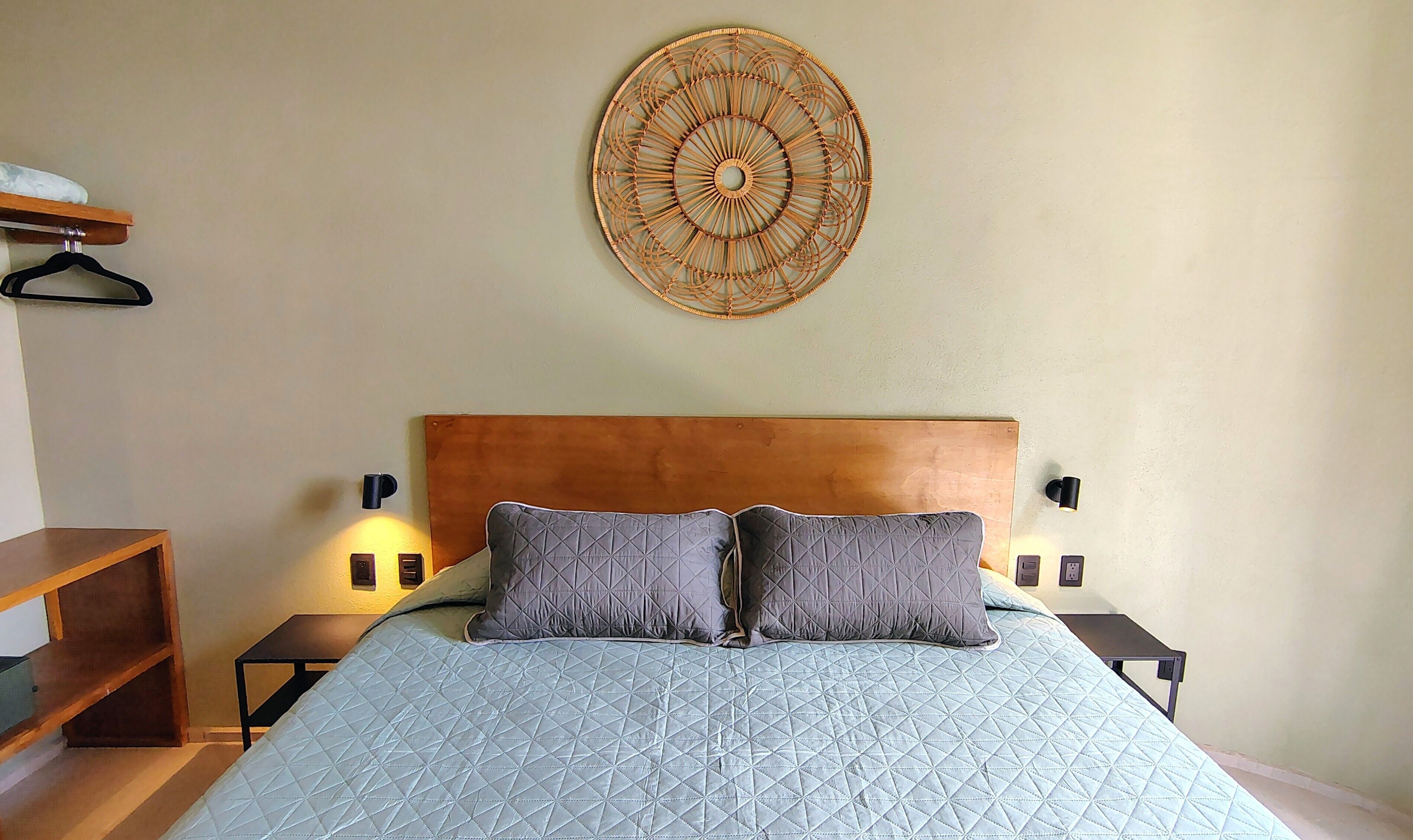 Quarto Deluxe, 1 cama king-size | Edredões de penas, camas de colchão pillowtop, cofre no quarto 