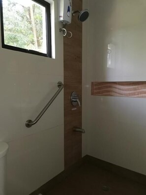 Quarto Duplo Deluxe, 1 cama queen-size, não fumadores | Casa de banho | Um polibã, artigos de higiene pessoal grátis, um secador de cabelo 
