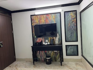 Quarto Duplo Básico | Roupa de alta qualidade, camas de colchão viscoelástico, minibar