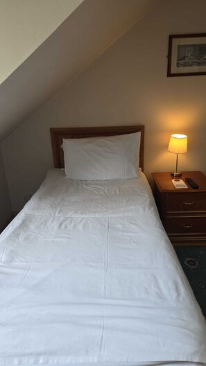 Quarto solteiro standard | Escrivaninha, espaço de trabalho para notebook, cortinas blackout
