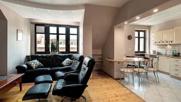 Apartamento família, sacada | Sala de estar