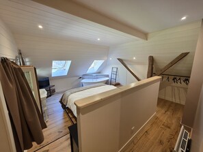 Quarto Duplo Deluxe, casa de banho anexa | Cortinas/cortinados opacos, Wi-fi grátis