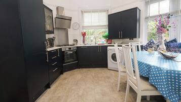 Casa de Campo | Cozinha privada | Uma máquina de lavar louça, utensílios de cozinha