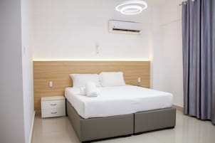 Quarto Duplo ou Twin Deluxe | Secretária adequada para computadores portáteis, Wi-fi grátis