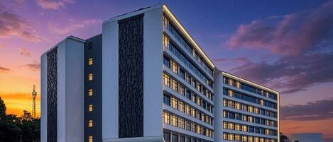 Fachada da propriedade à noite