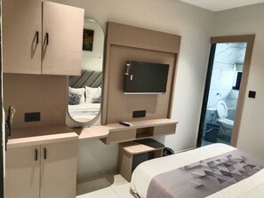 Quarto casal luxo, vista para a cidade | Cofres nos quartos, escrivaninha, espaço de trabalho para notebook
