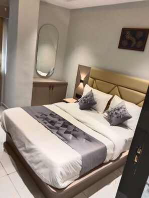 Quarto casal luxo, vista para a cidade | Cofres nos quartos, escrivaninha, espaço de trabalho para notebook