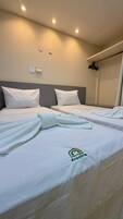 Quarto Twin Básico | Secretária adequada para computadores portáteis, Wi-fi grátis