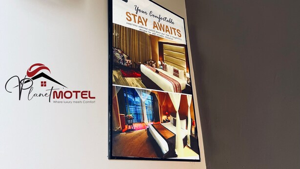 Um cartaz emoldurado com uma mensagem sobre conforto e o logotipo de um motel.