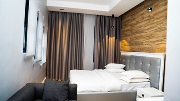 Quarto Duplo Deluxe, vista para a piscina | Secretária adequada para computadores portáteis, Wi-fi grátis 