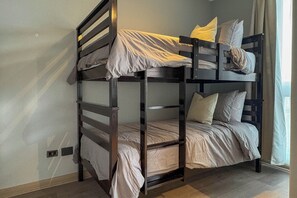 Apartamento, 2 quartos, ar-condicionado, vista para a cidade | Ferros/tábuas de passar roupa, Wi-Fi de cortesia