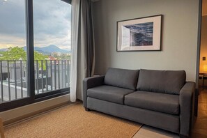 Apartamento, 2 quartos, ar-condicionado, vista para a cidade | Área de estar | TV LED, Netflix, serviços de streaming