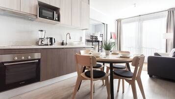 Apartamento, 2 quartos, ar-condicionado, vista para a cidade | Cozinha privada | Cafeteira/chaleira