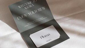 Um cartão preto com o texto 'BEM-VINDO AO AGORA APROVEITE A SUA ESTADIA' e um cartão branco com o texto 'Plum'.