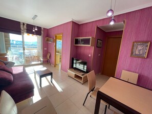Apartamento, 2 quartos, terraço, vista para a piscina | Sala