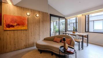 Apartamento, várias camas, pátio, Vista para a cidade (Gardens B301 + Sat) | Sala de estar