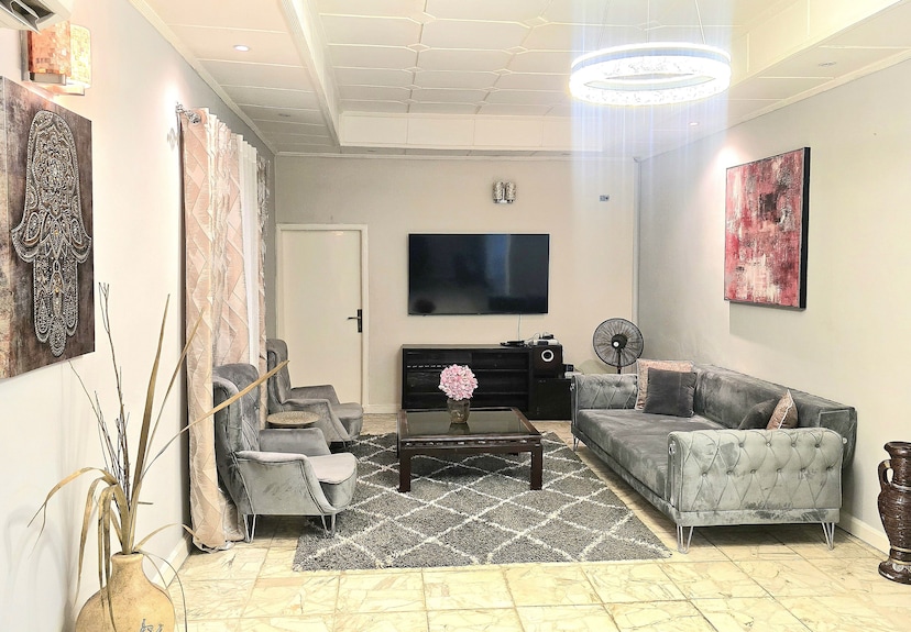 Luxury 4br House With 2 Living Areas, Wi-fi, 24hr Security, Great For Families. - Monrovia