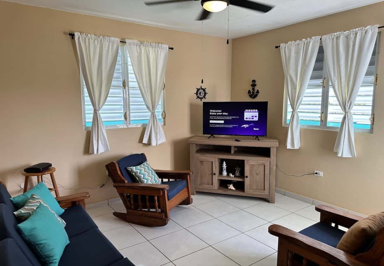 Apartamento, pátio | Sala de estar | Televisor de ecrã plano de 32 polegadas com canais por cabo 