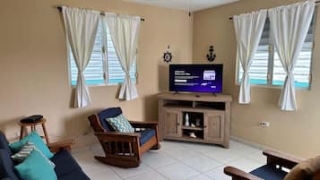 Apartamento, pátio | Sala de estar | Televisor de ecrã plano de 32 polegadas com canais por cabo