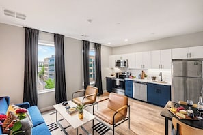 Um apartamento moderno com cozinha, área de jantar e vista para a cidade.