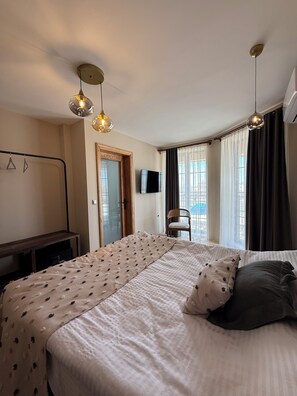 Quarto Deluxe, vista para o jardim | Cofre no quarto, quartos insonorizados, ferro/tábua de engomar 