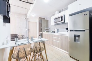 Suite Comfort, Vista para a cidade | Cozinha privada | Um frigorífico/congelador grande, um micro-ondas, uma placa de cozinha 