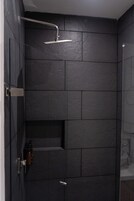 Suite Deluxe, Vista para a cidade | Casa de banho | Um polibã, toalhas fornecidas, sabão, champô 
